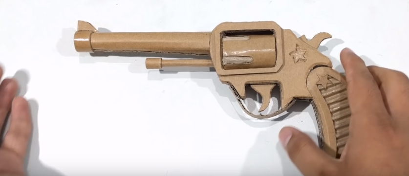 Cómo hacer un revolver de cartón casero DIY - 2025